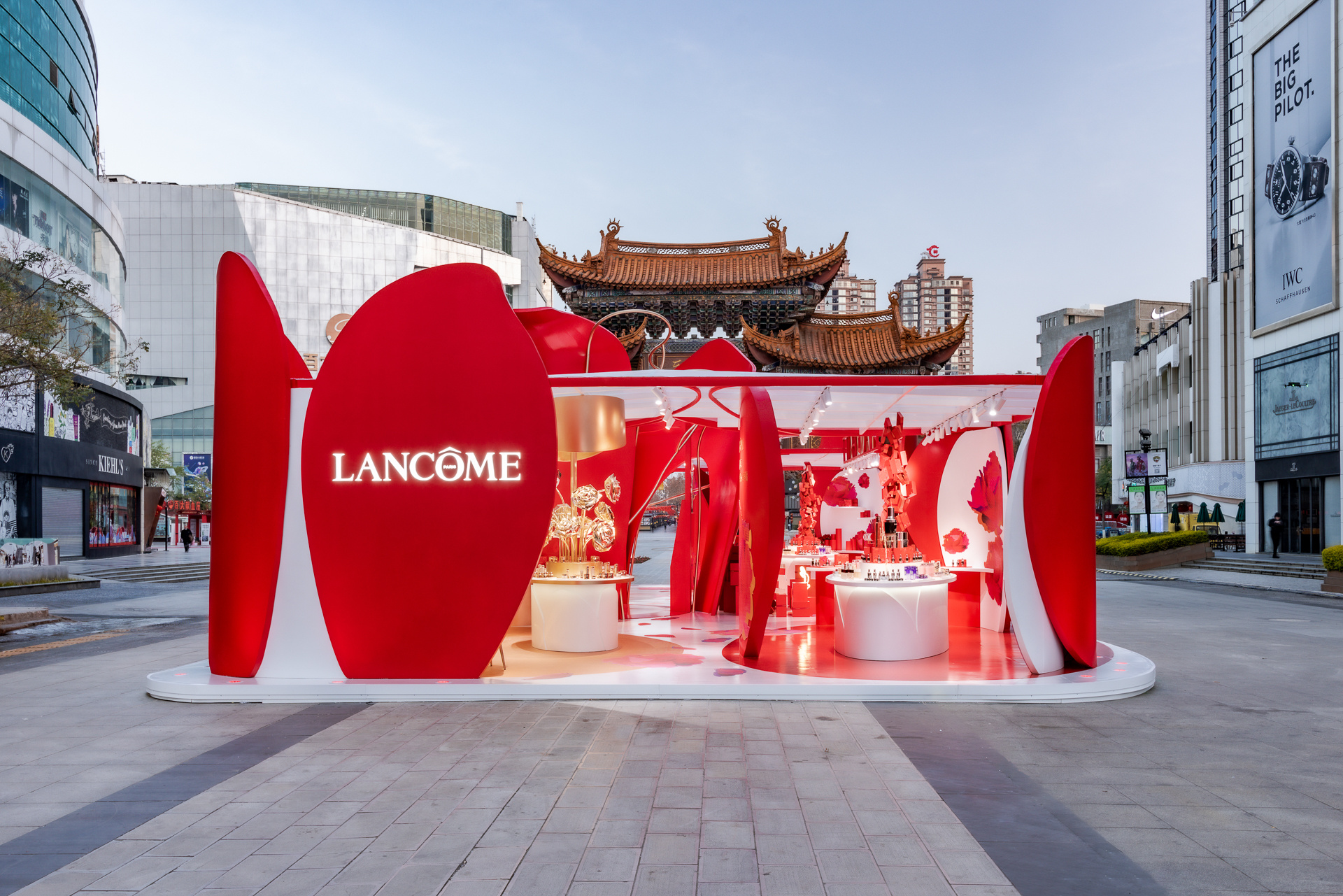 Lancôme pose les pétales d'un Pop-Up store en extérieur original ...