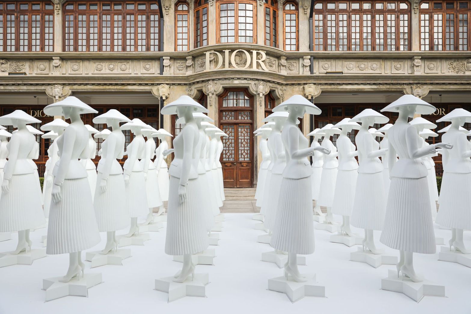 Statues d'élégantes New Look de Dior en ordre de bataille à Shanghai ...
