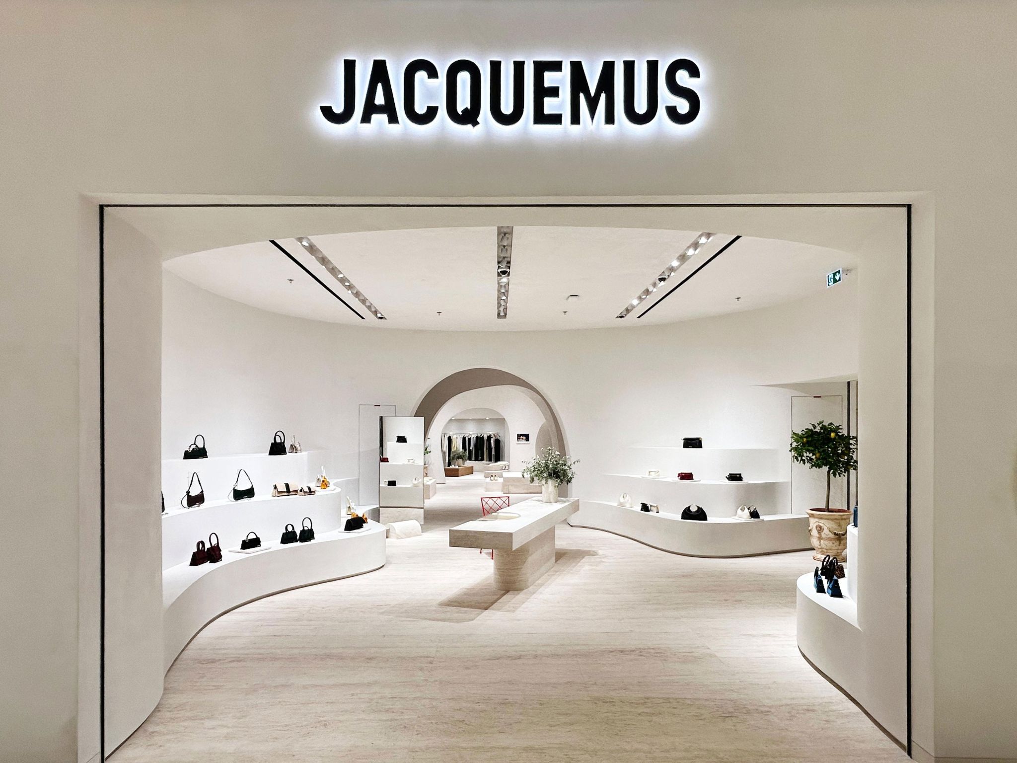 Jacquemus ouvre sa première boutique moyen-orientale dans un esprit ...