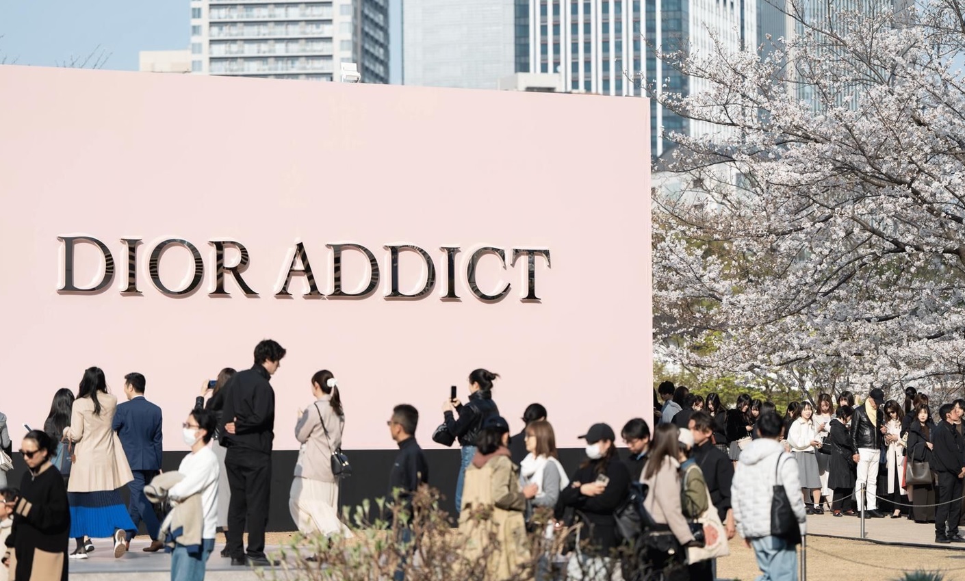 Pour célébrer les cerisiers en fleurs, DIOR imagine à Tokyo la « Dior ...